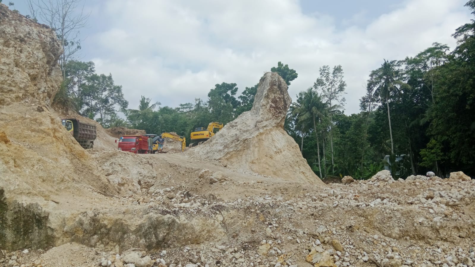 Tambang Diduga Ilegal di Buayan Kebumen: Warga Resah, Alat Berat Beroperasi, Penegakan Hukum ...
